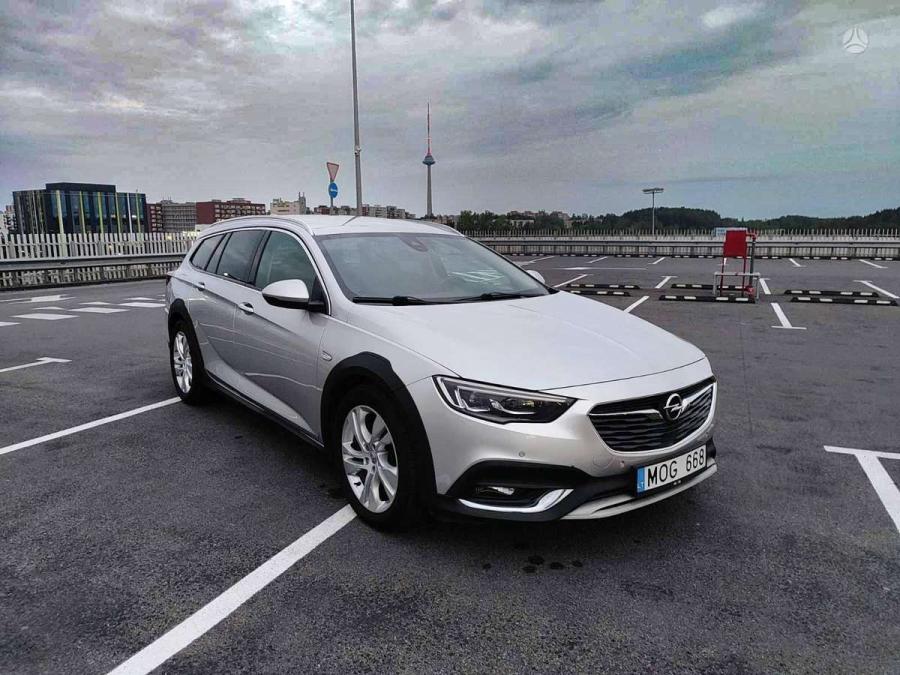 Grey Opel Insignia 2018 in Vilnius, with an engine capacity of 1.96 L and mileage of 240 thousand km for 7800 €, photo 3 on AUTOMOTO.COM.LV