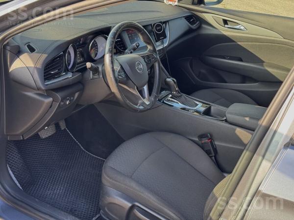 Grey Opel Insignia 2019 in Ludza, with an engine capacity of 2.00 L and mileage of 143 thousand km for 10500 €, photo 7 on AUTOMOTO.COM.LV