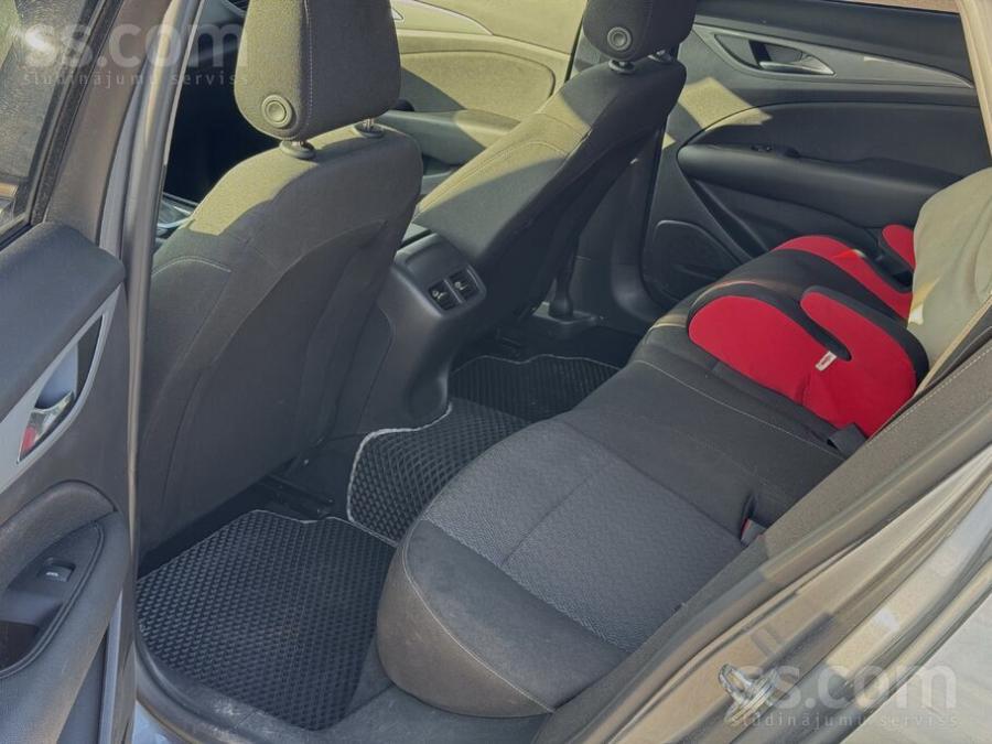 Grey Opel Insignia 2019 in Ludza, with an engine capacity of 2.00 L and mileage of 143 thousand km for 10500 €, photo 9 on AUTOMOTO.COM.LV