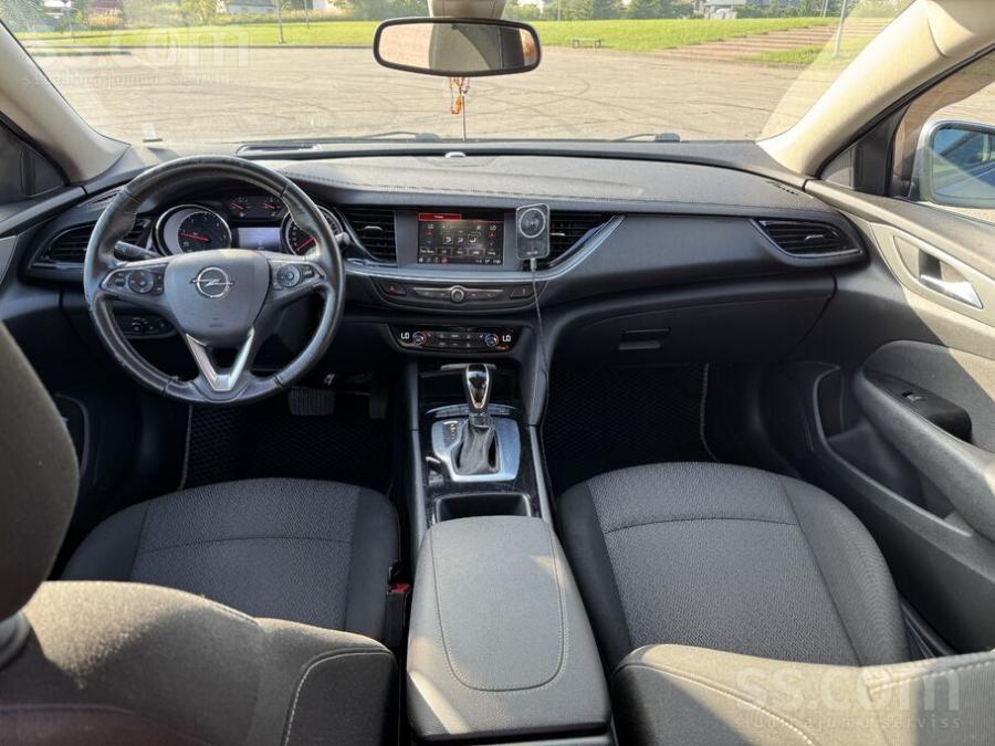 Grey Opel Insignia 2019 in Ludza, with an engine capacity of 2.00 L and mileage of 143 thousand km for 10500 €, photo 10 on AUTOMOTO.COM.LV