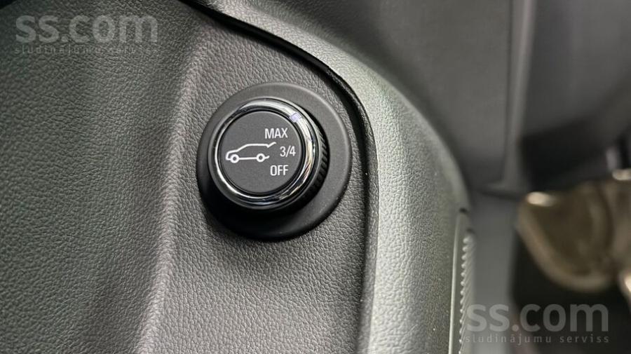 Grey Opel Insignia 2019 in Riga, with an engine capacity of 2.00 L and mileage of 167 thousand km for 14000 €, photo 14 on AUTOMOTO.COM.LV