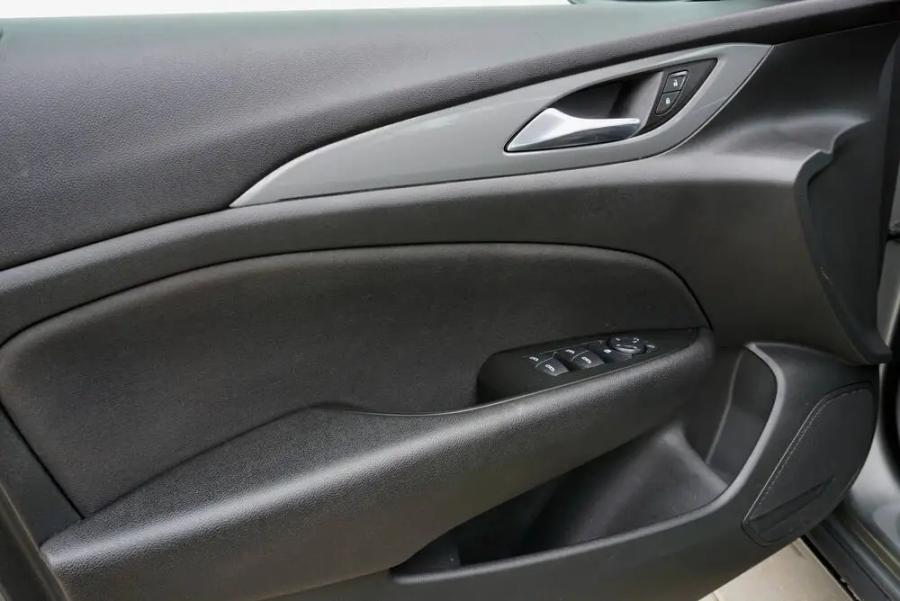Pelēks Opel Insignia 2020 Rīga, ar dzinēja tilpumu 1.60 L un nobraukumu 156 tūkst. km par 8900 €, foto 28 vietnē AUTOMOTO.COM.LV
