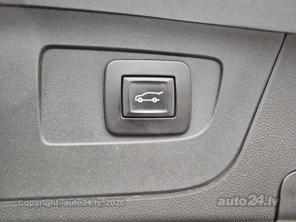 Grey Opel Insignia 2020 in Tallinn, with an engine capacity of 2.00 L and mileage of 206 thousand km for 14999 €, photo 11 on AUTOMOTO.COM.LV