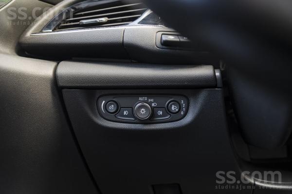 Grey Opel Insignia 2021 in Riga, with an engine capacity of 2.00 L and mileage of 945 thousand km for 17500 €, photo 9 on AUTOMOTO.COM.LV