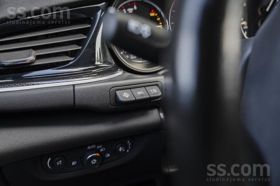 Grey Opel Insignia 2021 in Riga, with an engine capacity of 2.00 L and mileage of 945 thousand km for 17500 €, photo 30 on AUTOMOTO.COM.LV