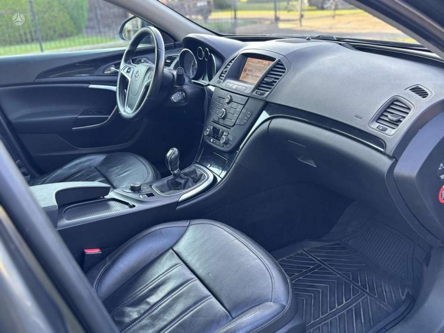 Opel Insignia 2008 in Mazeikiai, with an engine capacity of 1.96 L and mileage of 225 thousand km for 1950 €, photo 13 on AUTOMOTO.COM.LV