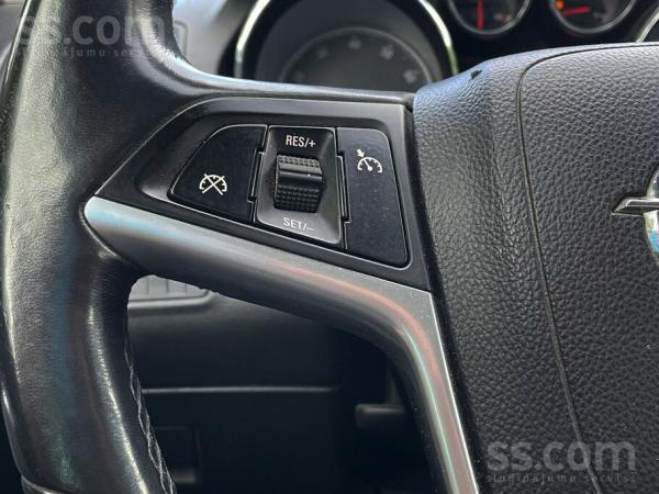 Red Opel Insignia 2011 in Riga, with an engine capacity of 1.60 L and mileage of 310 thousand km for 2550 €, photo 7 on AUTOMOTO.COM.LV
