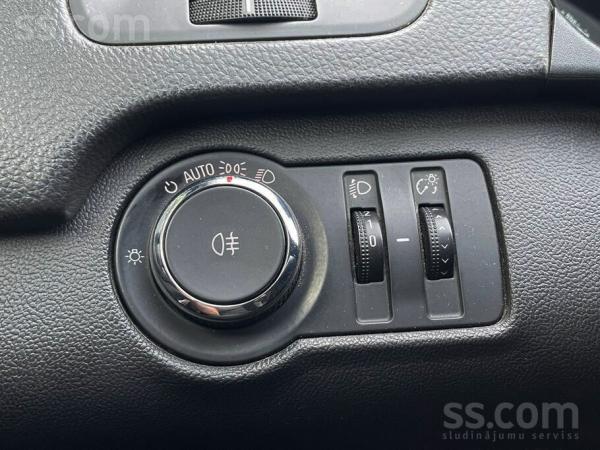 Red Opel Insignia 2011 in Riga, with an engine capacity of 1.60 L and mileage of 310 thousand km for 2550 €, photo 10 on AUTOMOTO.COM.LV