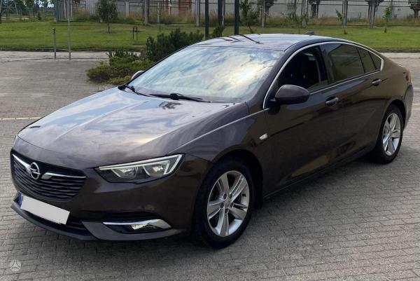 Red Opel Insignia 2017 in Vilnius, with an engine capacity of 1.60 L and mileage of 146 thousand km for 6900 €, photo 1 on AUTOMOTO.COM.LV