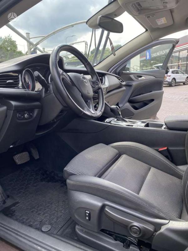 Red Opel Insignia 2017 in Vilnius, with an engine capacity of 1.60 L and mileage of 146 thousand km for 6900 €, photo 10 on AUTOMOTO.COM.LV