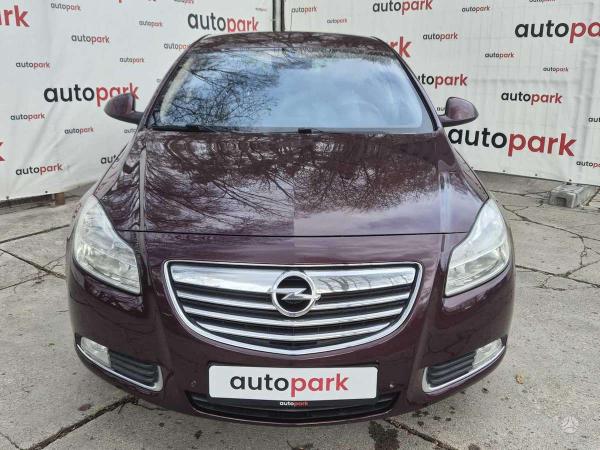 Red Opel Insignia 2013 in Vilnius, with an engine capacity of 1.96 L and mileage of 211 thousand km for 3300 €, photo 2 on AUTOMOTO.COM.LV