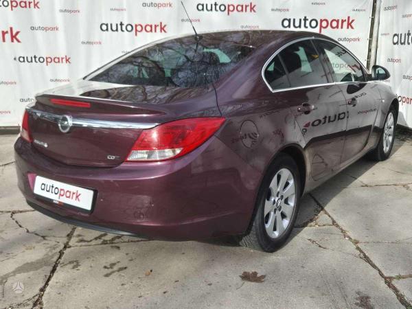 Red Opel Insignia 2013 in Vilnius, with an engine capacity of 1.96 L and mileage of 211 thousand km for 3300 €, photo 4 on AUTOMOTO.COM.LV