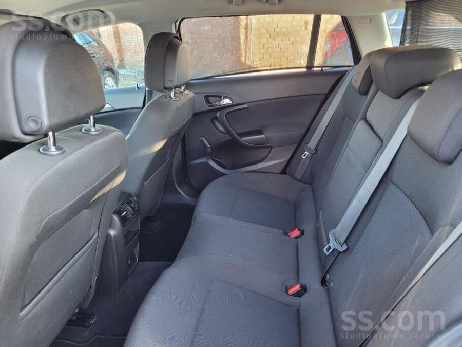 Red Opel Insignia 2009 in Daugavpils, with an engine capacity of 2.00 L and mileage of 138 thousand km for 3990 €, photo 11 on AUTOMOTO.COM.LV