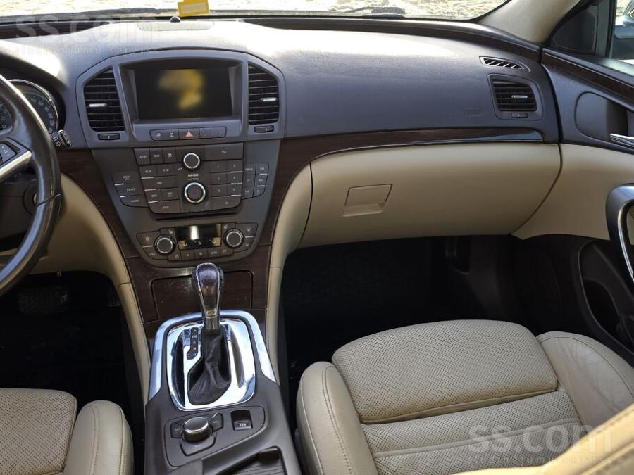 Red Opel Insignia 2011 in Daugavpils, with an engine capacity of 2.00 L and mileage of 0 thousand km for 3200 €, photo 19 on AUTOMOTO.COM.LV