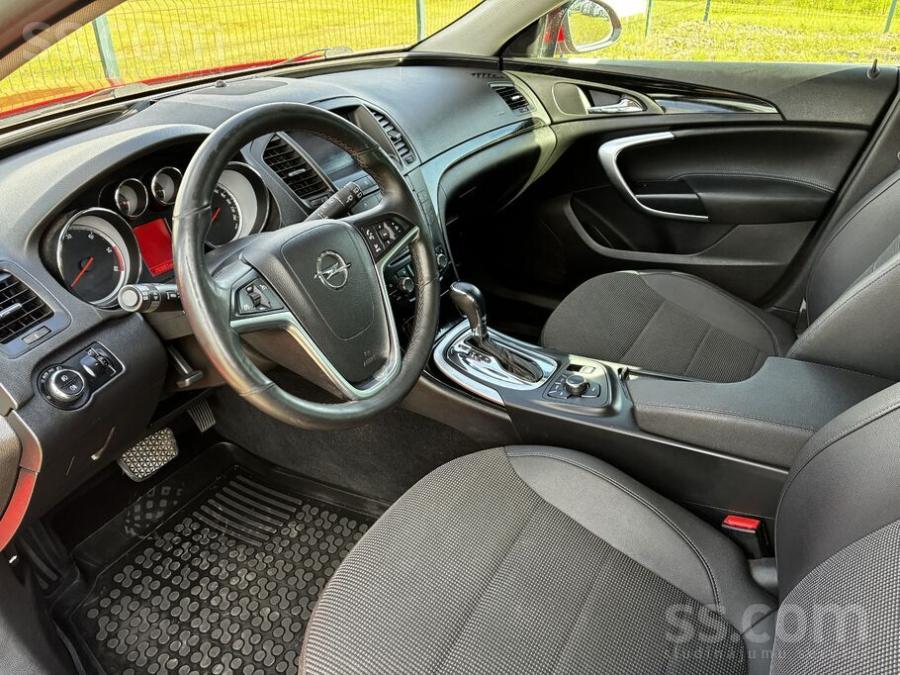 Red Opel Insignia 2012 in Saldus, with an engine capacity of 2.00 L and mileage of 284 thousand km for 2990 €, photo 8 on AUTOMOTO.COM.LV