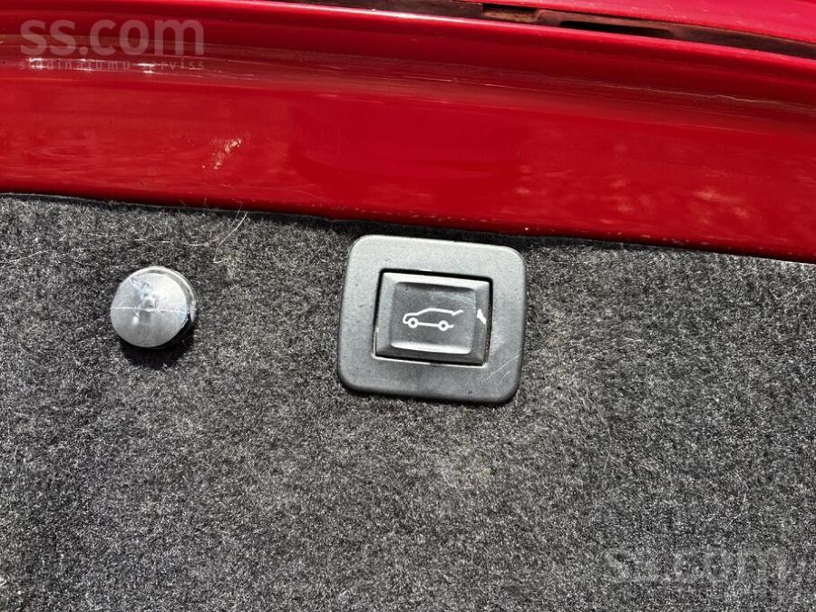 Red Opel Insignia 2012 in Saldus, with an engine capacity of 2.00 L and mileage of 284 thousand km for 2990 €, photo 19 on AUTOMOTO.COM.LV