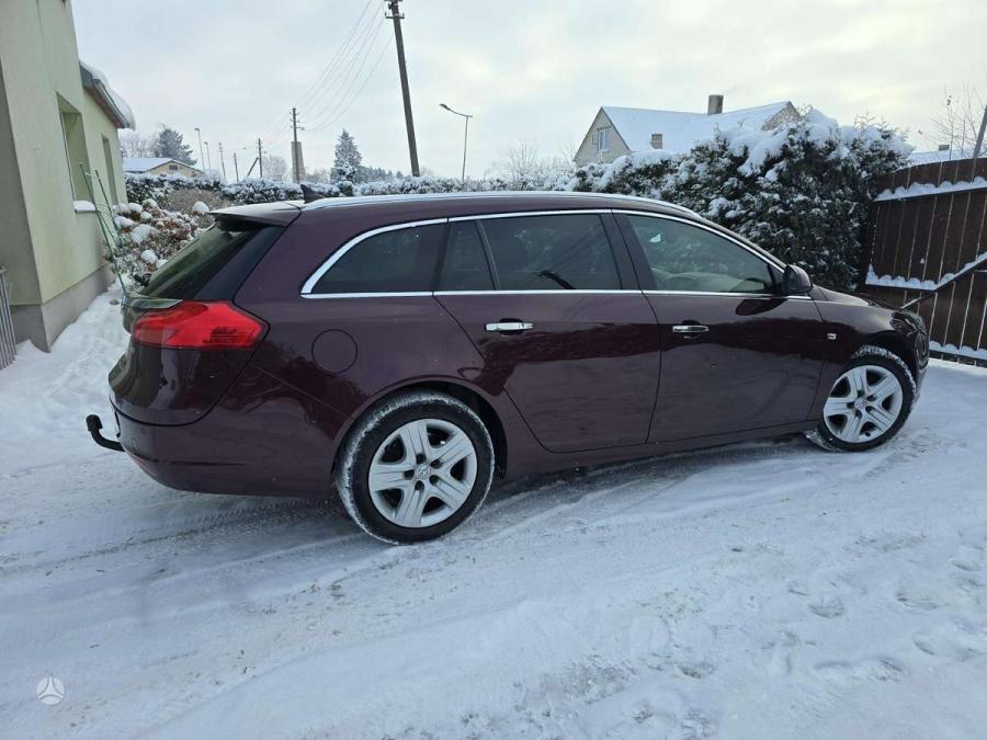 Red Opel Insignia 2013 in Prienai, with an engine capacity of 1.96 L and mileage of 298 thousand km for 2999 €, photo 4 on AUTOMOTO.COM.LV