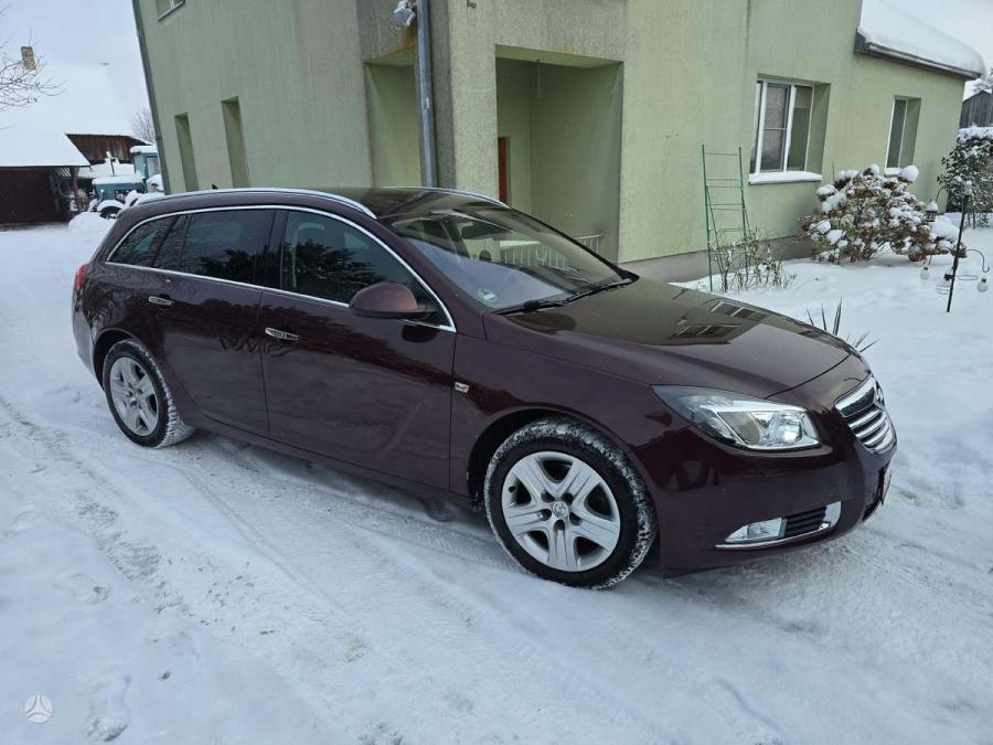 Red Opel Insignia 2013 in Prienai, with an engine capacity of 1.96 L and mileage of 298 thousand km for 2999 €, photo 5 on AUTOMOTO.COM.LV