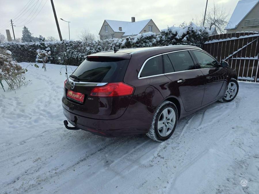Red Opel Insignia 2013 in Prienai, with an engine capacity of 1.96 L and mileage of 298 thousand km for 2999 €, photo 8 on AUTOMOTO.COM.LV