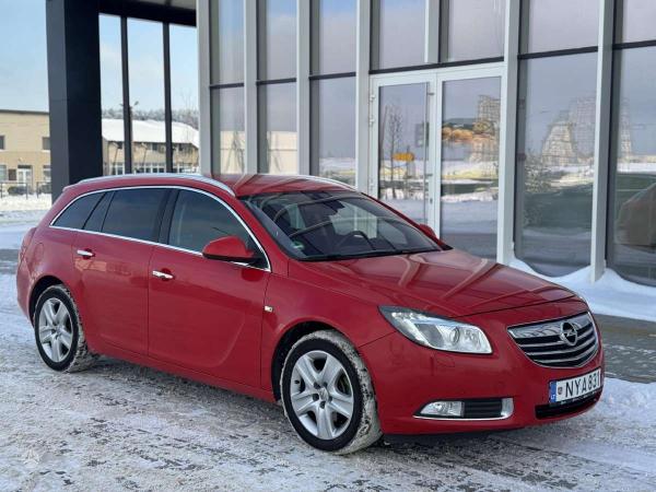 Red Opel Insignia 2013 in Vilnius, with an engine capacity of 1.96 L and mileage of 305 thousand km for 4800 €, photo 1 on AUTOMOTO.COM.LV