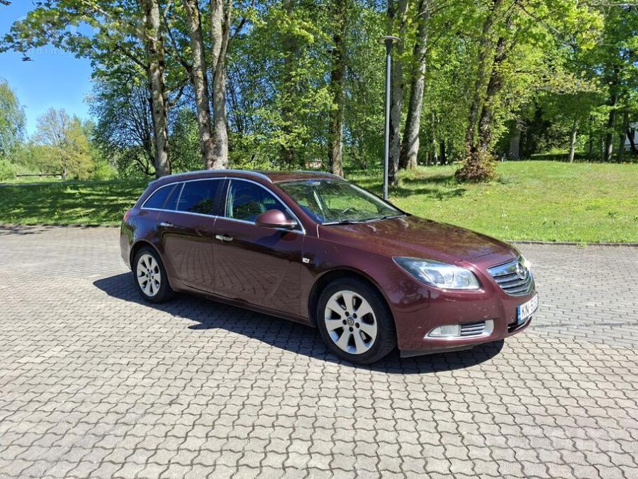 Red Opel Insignia 2013 in Liepaja, with an engine capacity of 2.00 L and mileage of 288 thousand km for 2400 €, photo 1 on AUTOMOTO.COM.LV