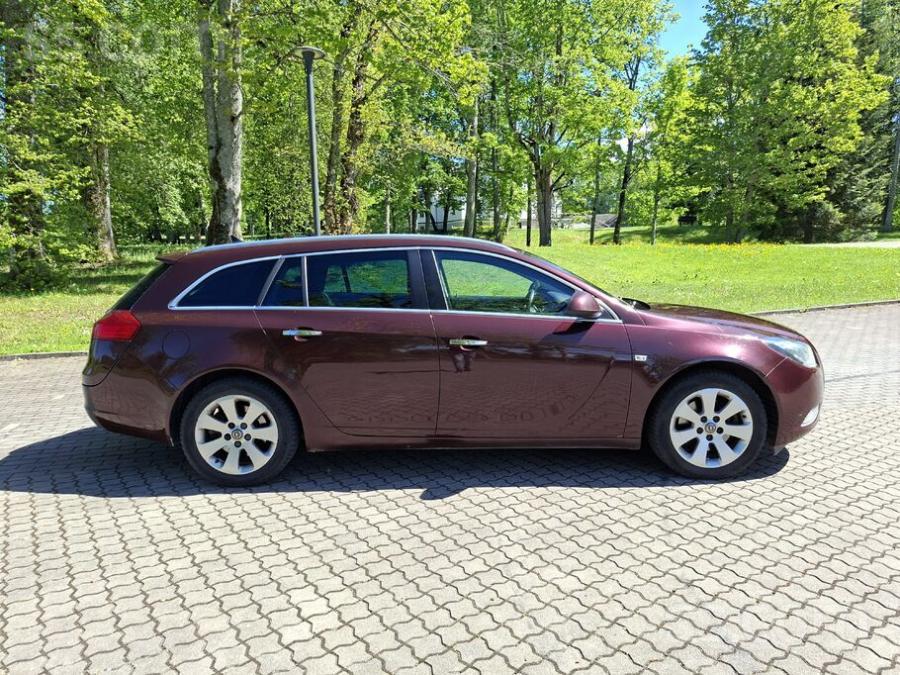 Red Opel Insignia 2013 in Liepaja, with an engine capacity of 2.00 L and mileage of 288 thousand km for 2400 €, photo 3 on AUTOMOTO.COM.LV