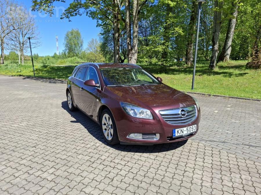 Red Opel Insignia 2013 in Liepaja, with an engine capacity of 2.00 L and mileage of 288 thousand km for 2400 €, photo 4 on AUTOMOTO.COM.LV