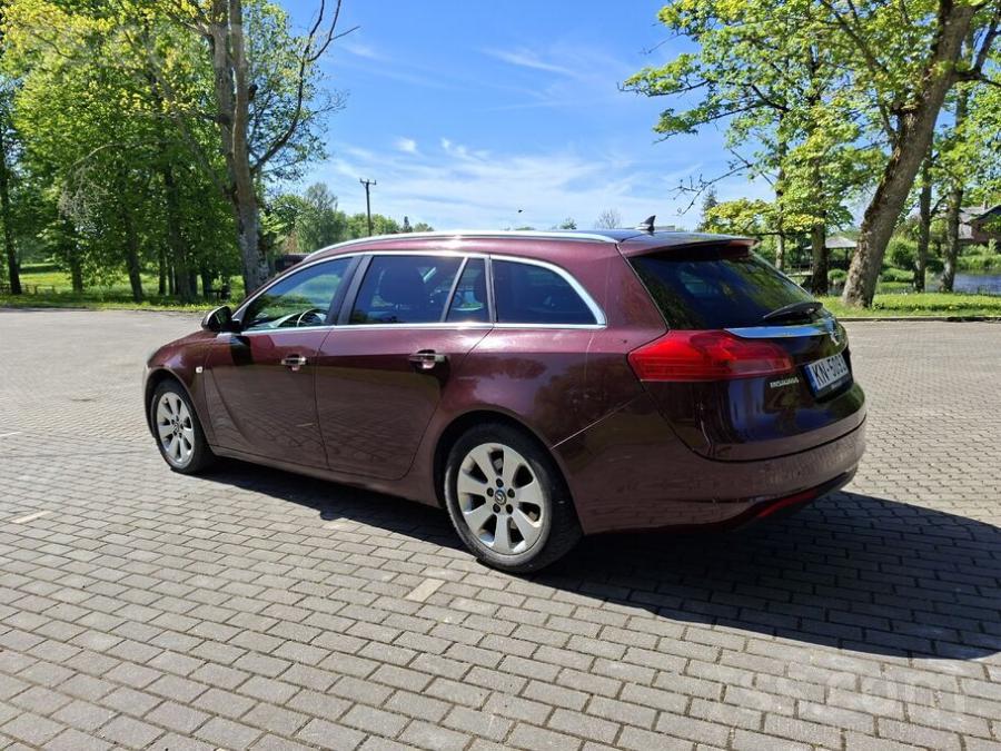 Red Opel Insignia 2013 in Liepaja, with an engine capacity of 2.00 L and mileage of 288 thousand km for 2400 €, photo 6 on AUTOMOTO.COM.LV