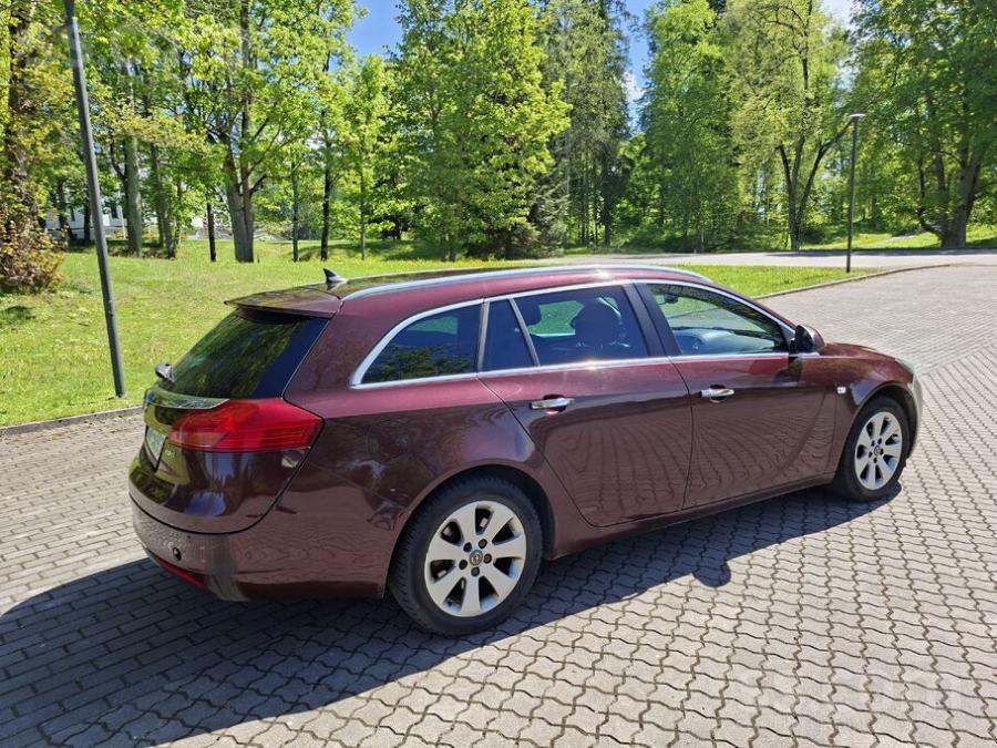 Red Opel Insignia 2013 in Liepaja, with an engine capacity of 2.00 L and mileage of 288 thousand km for 2400 €, photo 7 on AUTOMOTO.COM.LV