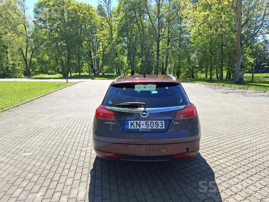 Red Opel Insignia 2013 in Liepaja, with an engine capacity of 2.00 L and mileage of 288 thousand km for 2400 €, photo 8 on AUTOMOTO.COM.LV
