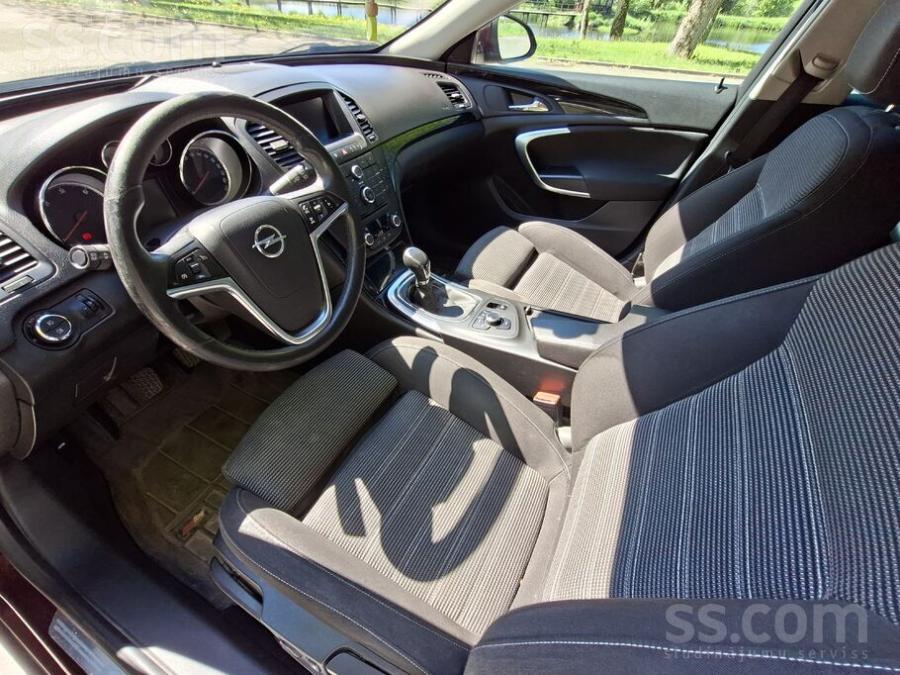 Red Opel Insignia 2013 in Liepaja, with an engine capacity of 2.00 L and mileage of 288 thousand km for 2400 €, photo 9 on AUTOMOTO.COM.LV
