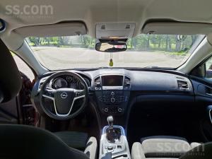 Red Opel Insignia 2013 in Liepaja, with an engine capacity of 2.00 L and mileage of 288 thousand km for 2400 €, photo 11 on AUTOMOTO.COM.LV
