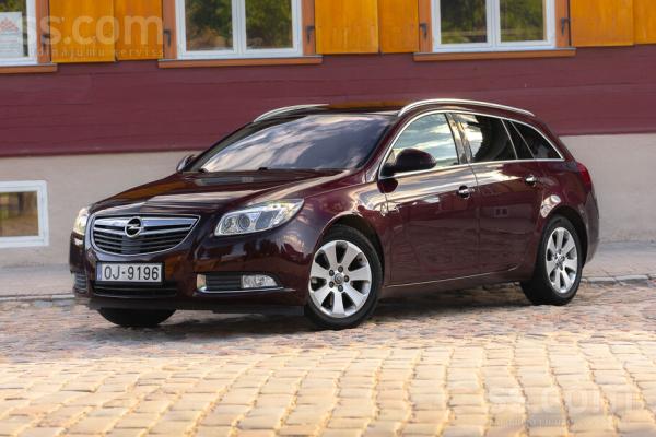 Red Opel Insignia 2013 in Jelgava, with an engine capacity of 2.00 L and mileage of 249 thousand km for 4290 €, photo 3 on AUTOMOTO.COM.LV