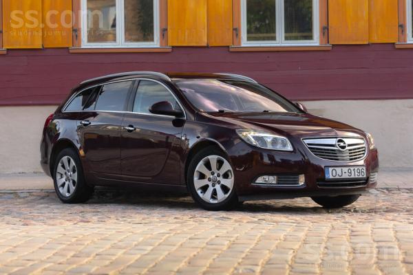 Red Opel Insignia 2013 in Jelgava, with an engine capacity of 2.00 L and mileage of 249 thousand km for 4290 €, photo 4 on AUTOMOTO.COM.LV