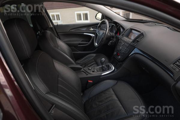 Red Opel Insignia 2013 in Jelgava, with an engine capacity of 2.00 L and mileage of 249 thousand km for 4290 €, photo 8 on AUTOMOTO.COM.LV