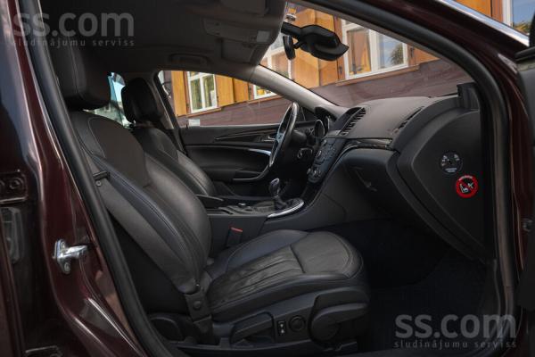 Red Opel Insignia 2013 in Jelgava, with an engine capacity of 2.00 L and mileage of 249 thousand km for 4290 €, photo 9 on AUTOMOTO.COM.LV