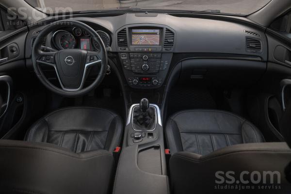 Red Opel Insignia 2013 in Jelgava, with an engine capacity of 2.00 L and mileage of 249 thousand km for 4290 €, photo 11 on AUTOMOTO.COM.LV