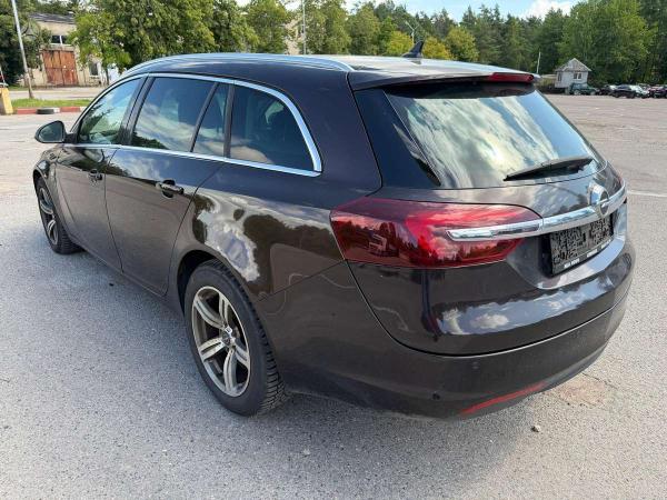 Red Opel Insignia 2014 in Raseiniai, with an engine capacity of 1.96 L and mileage of 285 thousand km for 3900 €, photo 3 on AUTOMOTO.COM.LV