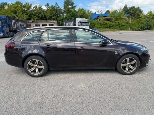 Red Opel Insignia 2014 in Raseiniai, with an engine capacity of 1.96 L and mileage of 285 thousand km for 3900 €, photo 6 on AUTOMOTO.COM.LV