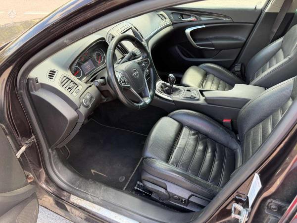 Red Opel Insignia 2014 in Raseiniai, with an engine capacity of 1.96 L and mileage of 285 thousand km for 3900 €, photo 9 on AUTOMOTO.COM.LV