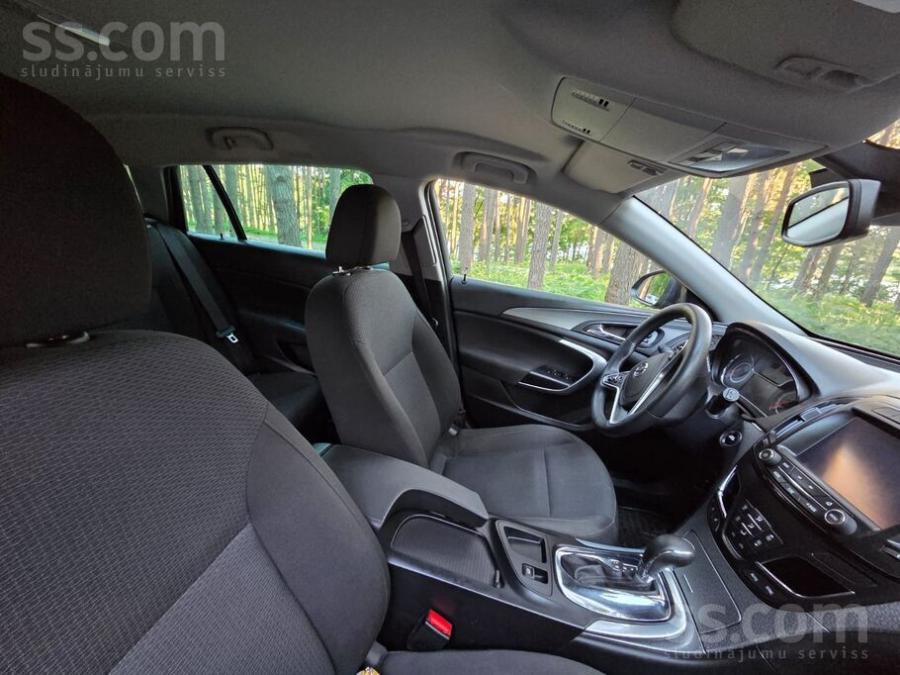 Red Opel Insignia 2016 in Daugavpils, with an engine capacity of 1.60 L and mileage of 235 thousand km for 4500 €, photo 5 on AUTOMOTO.COM.LV