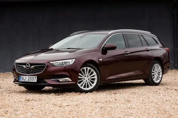 Red Opel Insignia 2019 in Jelgava, with an engine capacity of 2.00 L and mileage of 154 thousand km for 15400 €, photo 3 on AUTOMOTO.COM.LV