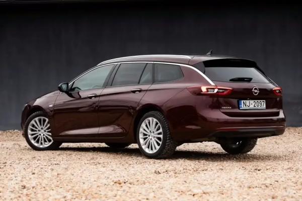 Red Opel Insignia 2019 in Jelgava, with an engine capacity of 2.00 L and mileage of 154 thousand km for 15400 €, photo 4 on AUTOMOTO.COM.LV
