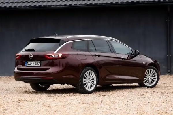 Red Opel Insignia 2019 in Jelgava, with an engine capacity of 2.00 L and mileage of 154 thousand km for 15400 €, photo 6 on AUTOMOTO.COM.LV