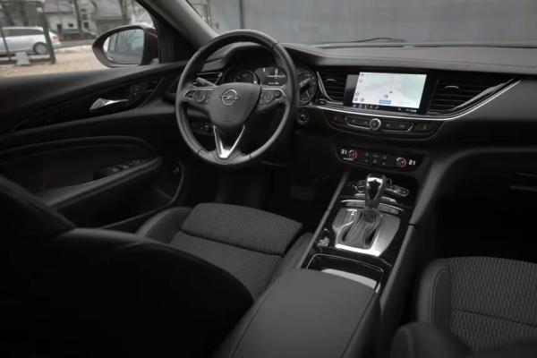 Red Opel Insignia 2019 in Jelgava, with an engine capacity of 2.00 L and mileage of 154 thousand km for 15400 €, photo 8 on AUTOMOTO.COM.LV