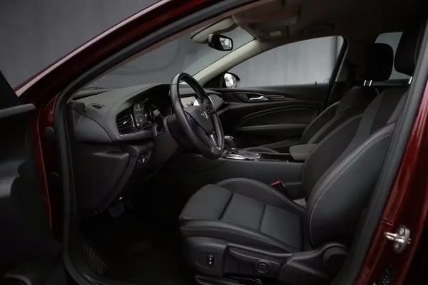 Red Opel Insignia 2019 in Jelgava, with an engine capacity of 2.00 L and mileage of 154 thousand km for 15400 €, photo 9 on AUTOMOTO.COM.LV