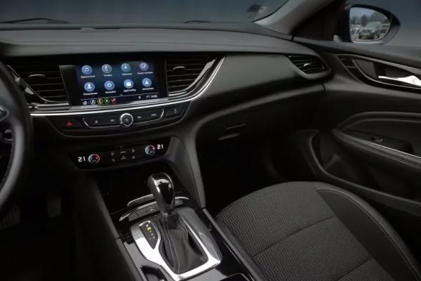Red Opel Insignia 2019 in Jelgava, with an engine capacity of 2.00 L and mileage of 154 thousand km for 15400 €, photo 10 on AUTOMOTO.COM.LV