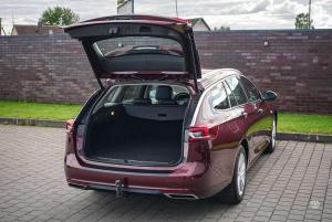 Red Opel Insignia 2019 in Marijampole, with an engine capacity of 1.96 L and mileage of 298 thousand km for 9550 €, photo 11 on AUTOMOTO.COM.LV