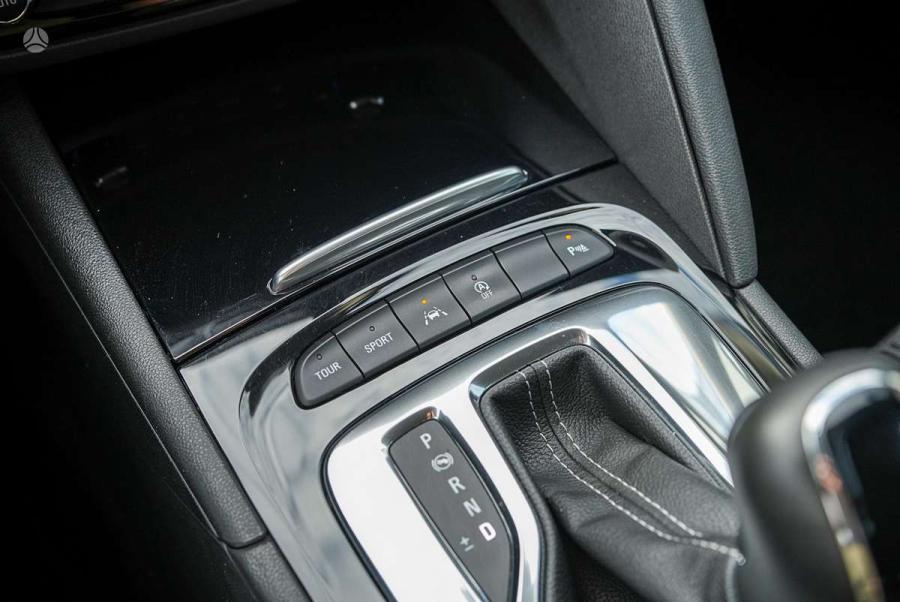 Red Opel Insignia 2019 in Marijampole, with an engine capacity of 1.96 L and mileage of 298 thousand km for 9550 €, photo 21 on AUTOMOTO.COM.LV