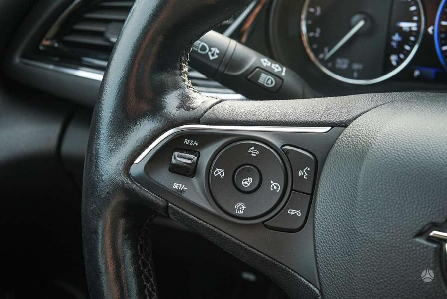 Red Opel Insignia 2019 in Marijampole, with an engine capacity of 1.96 L and mileage of 298 thousand km for 9550 €, photo 22 on AUTOMOTO.COM.LV